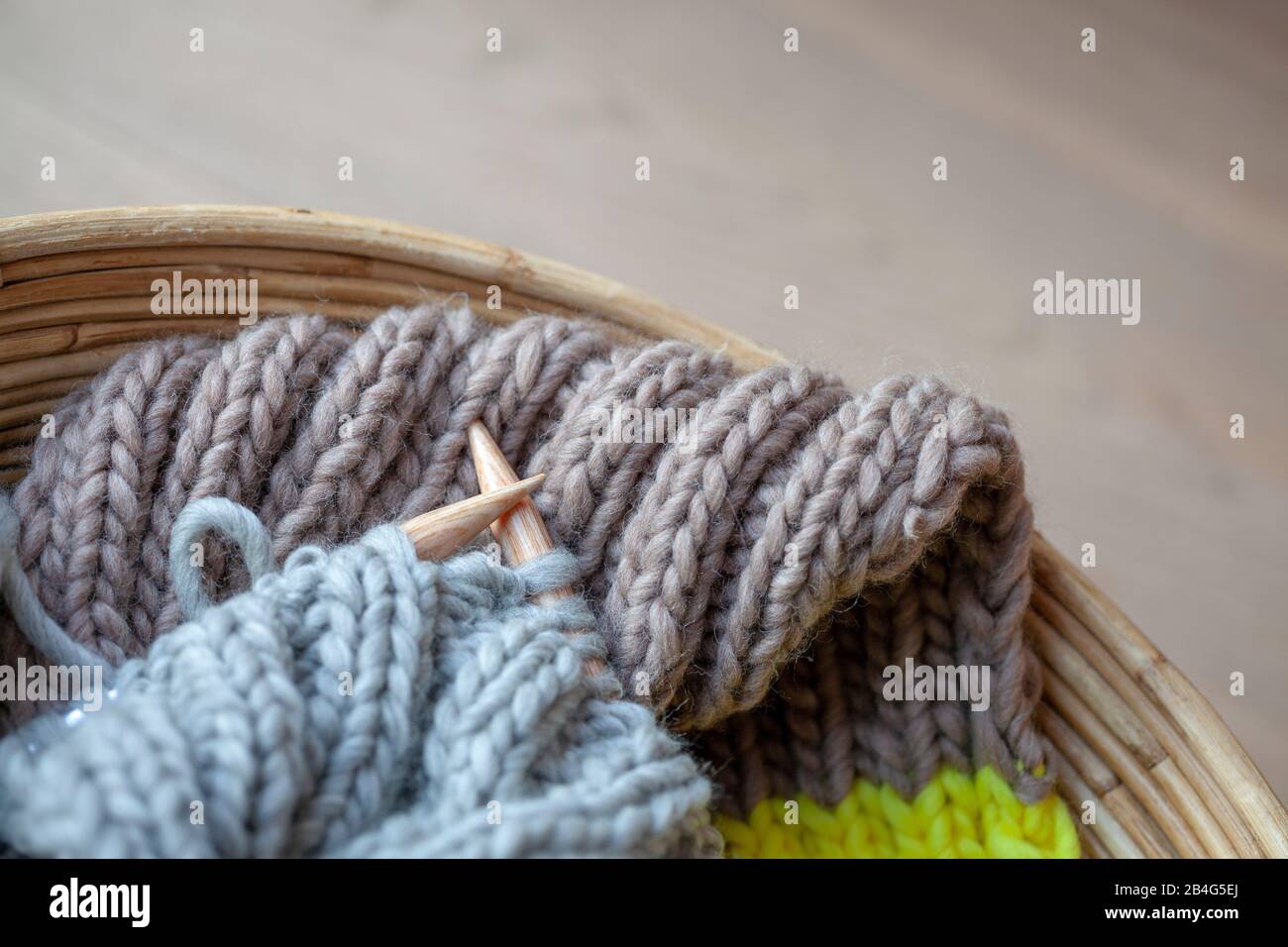 Knitting needles and wool hi-res stock photography and images - Alamy