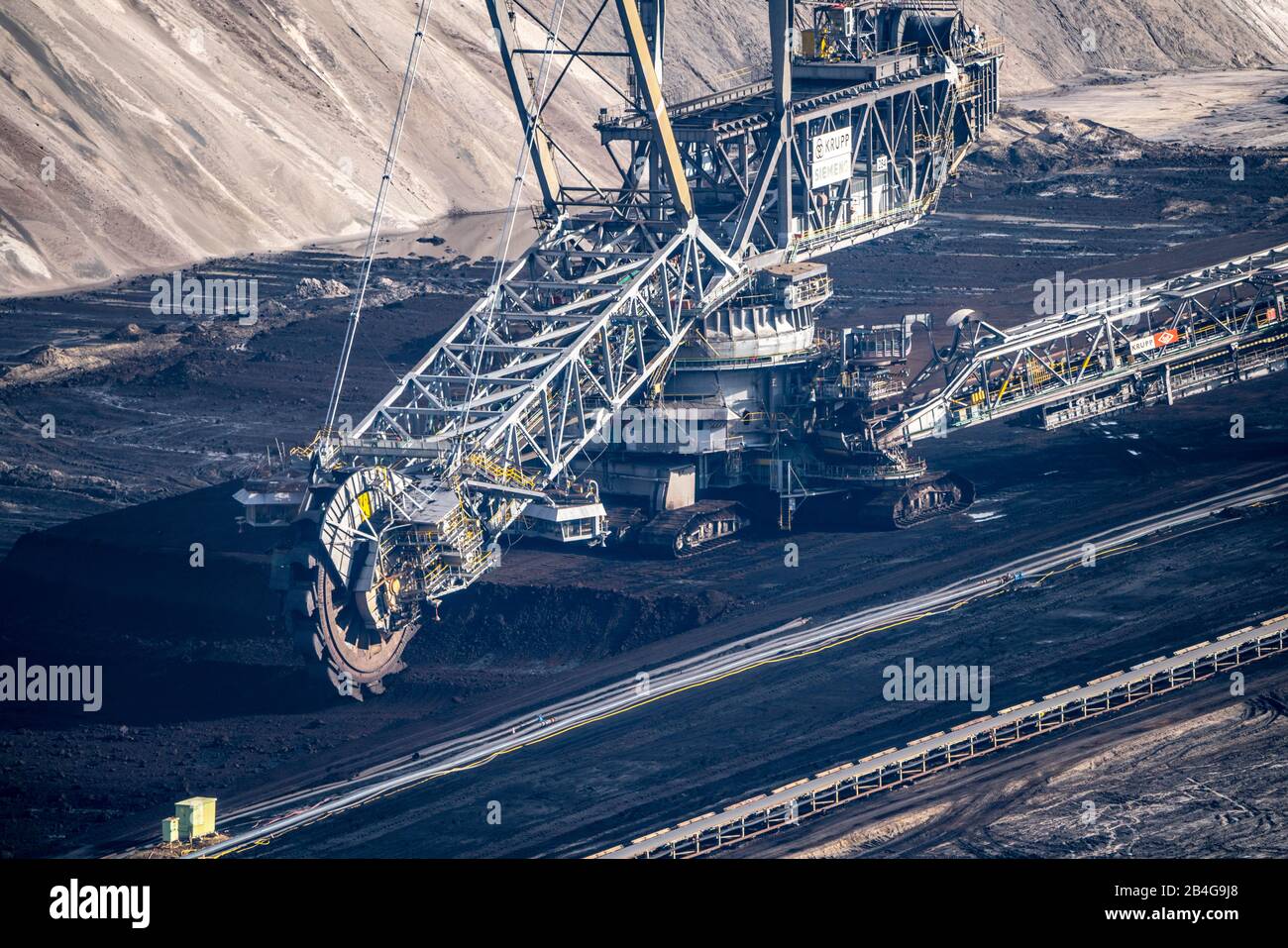Excavator dredging hi-res stock photography and images - Alamy