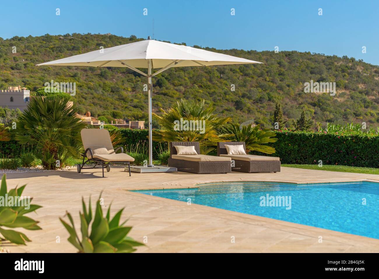 Infinity pool parasol sun hi-res stock photography and images - Alamy