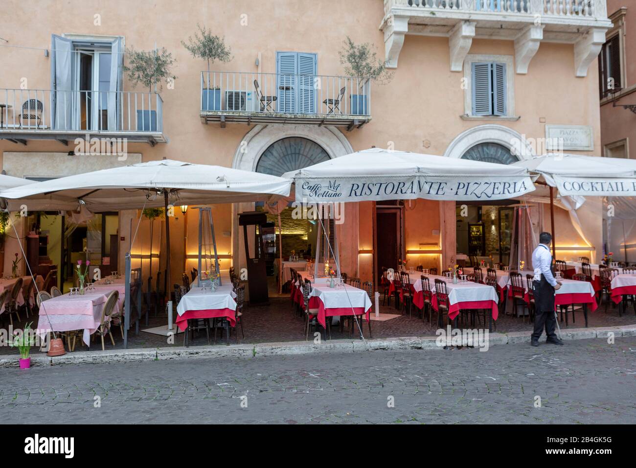 Empty restaurants on Piazza Navona Stock Photo - Alamy