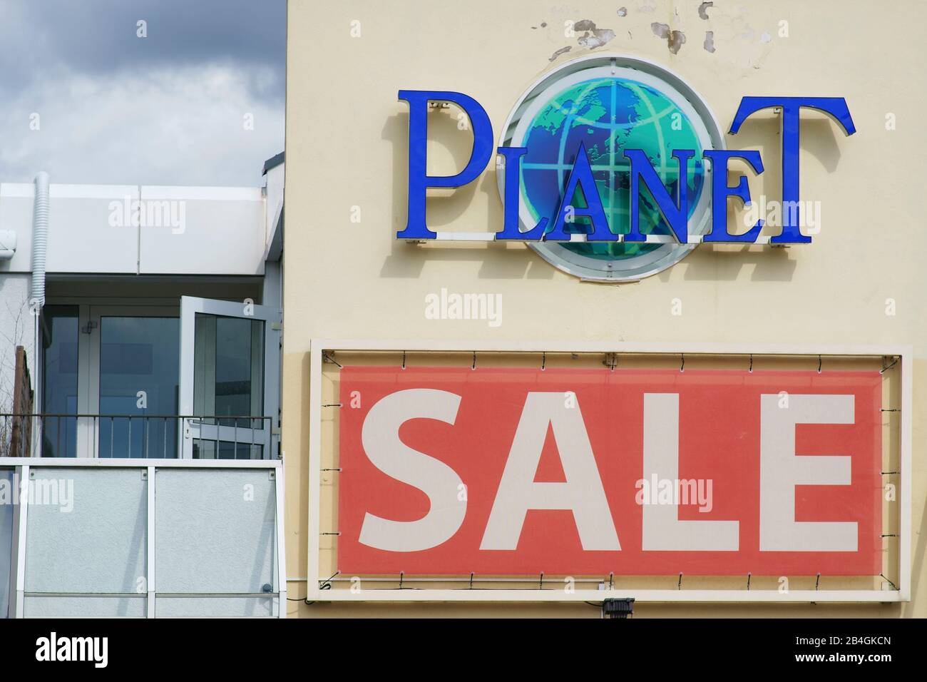 The logo of Planet Fashion World a department store in Taunusstein ...