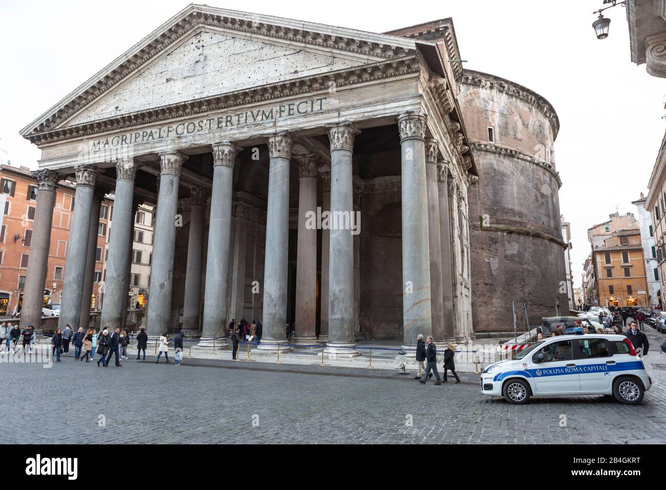 In front of the Pantheon in Rome Stock Photo - Alamy