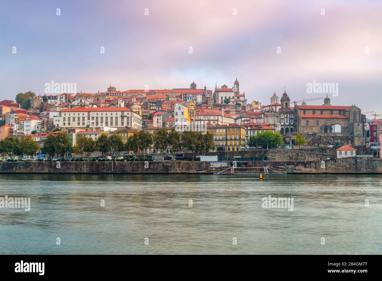 The Douro River through the Portuguese city of Porto Stock Photo - Alamy