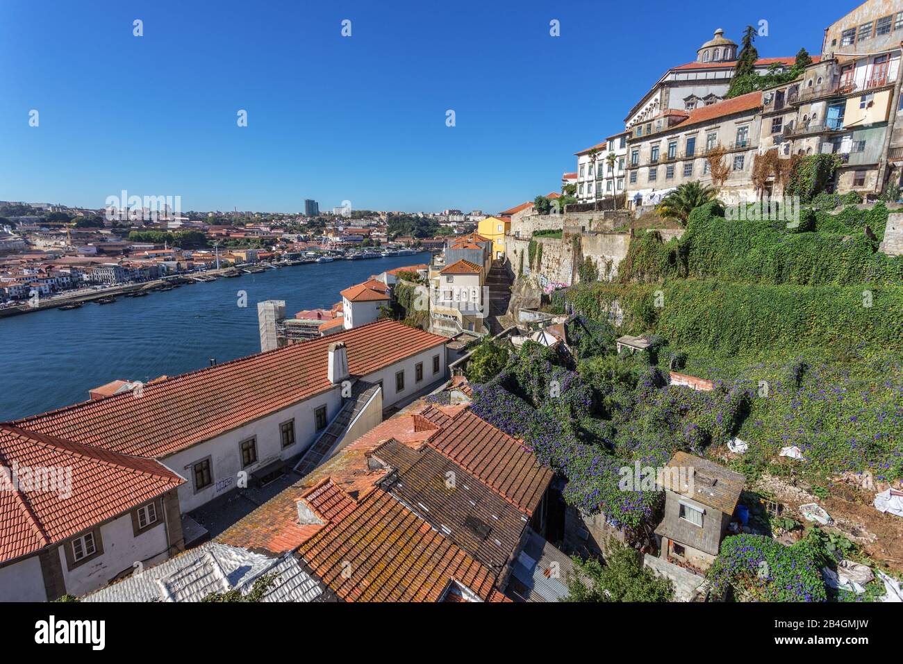 The Douro River through the Portuguese city of Porto Stock Photo - Alamy