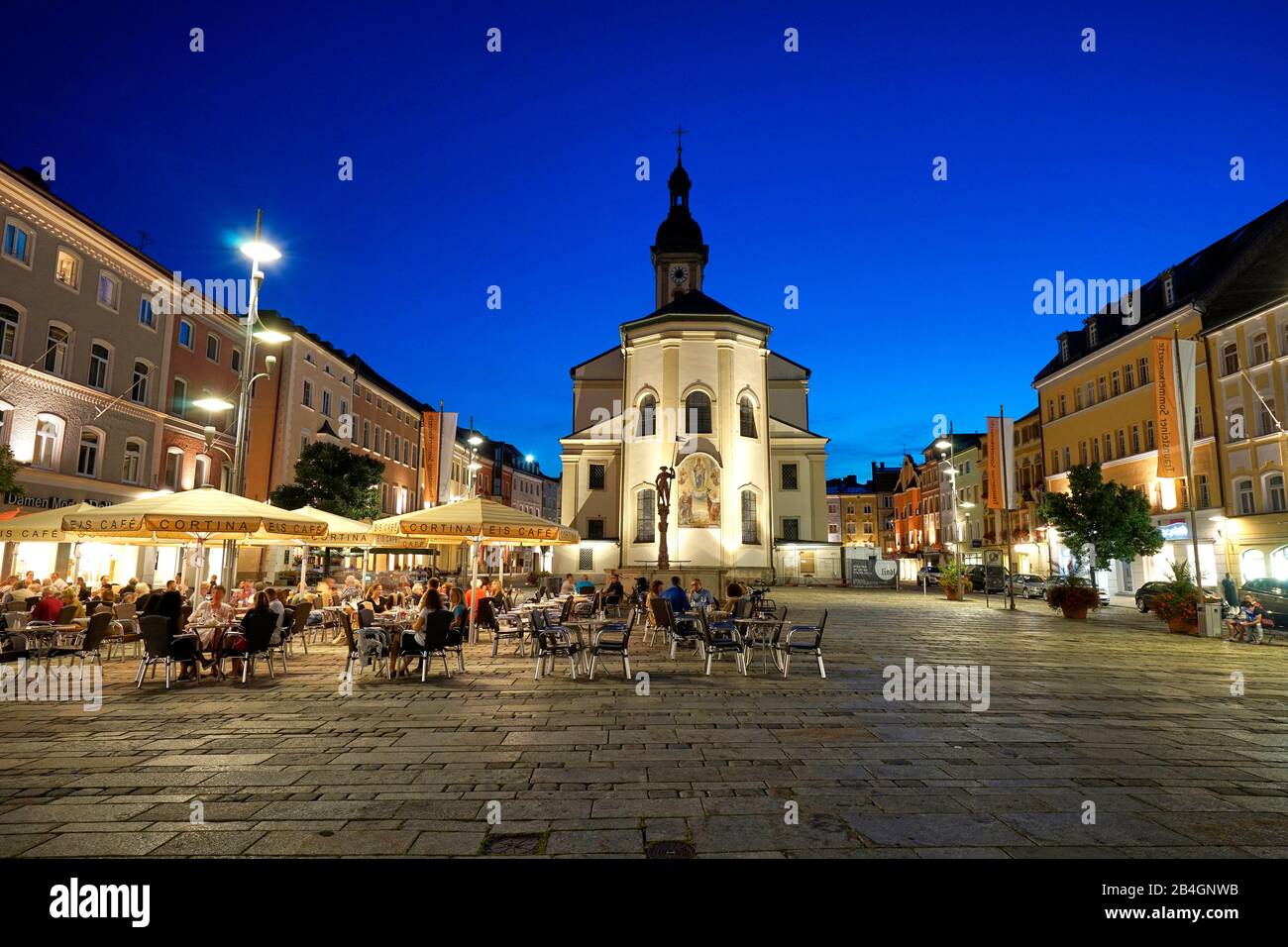 Germany, Bavaria, Upper Bavaria, Traunstein, town square, parish church ...