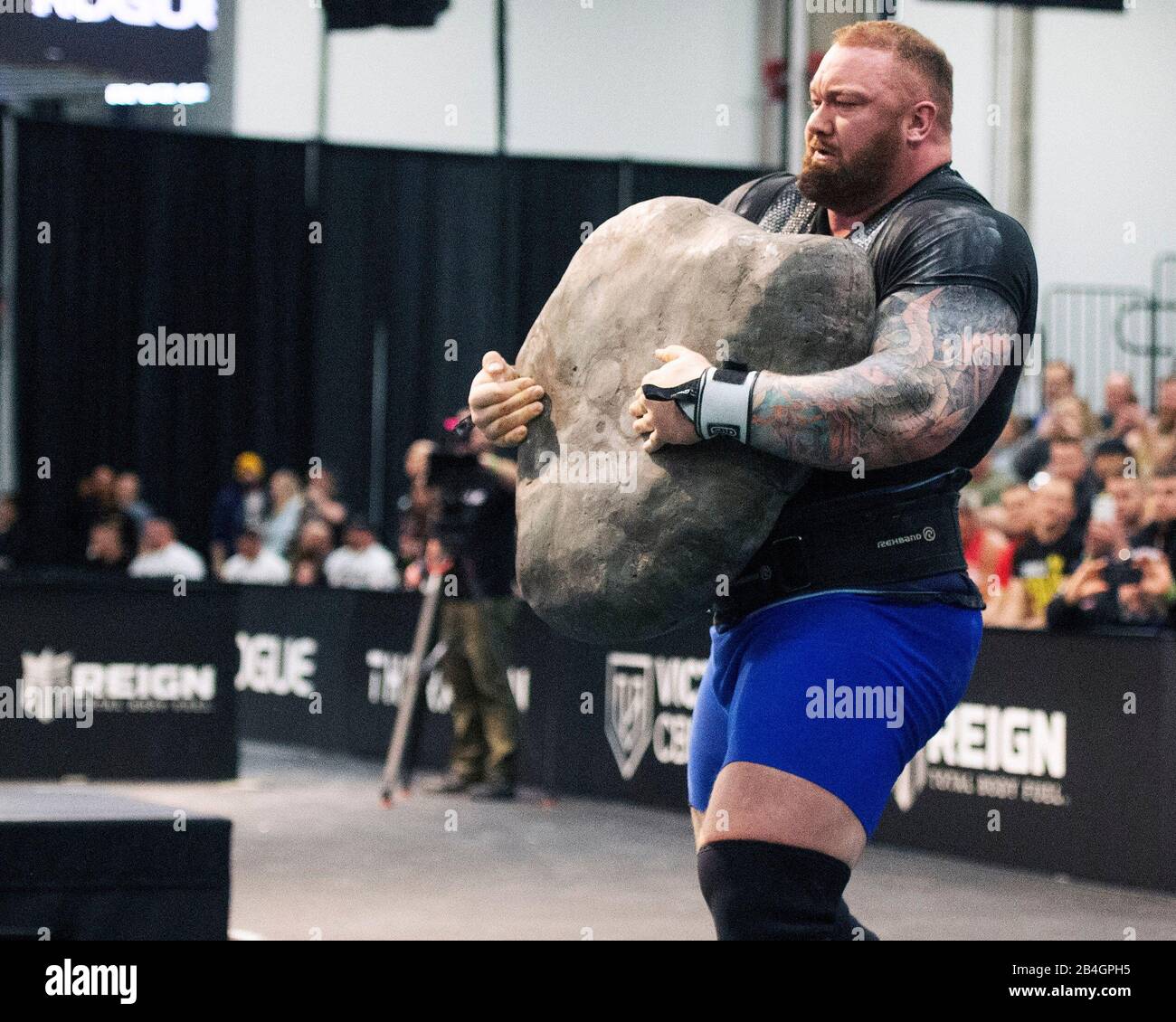 Man lifting stone hi-res stock photography and images - Alamy