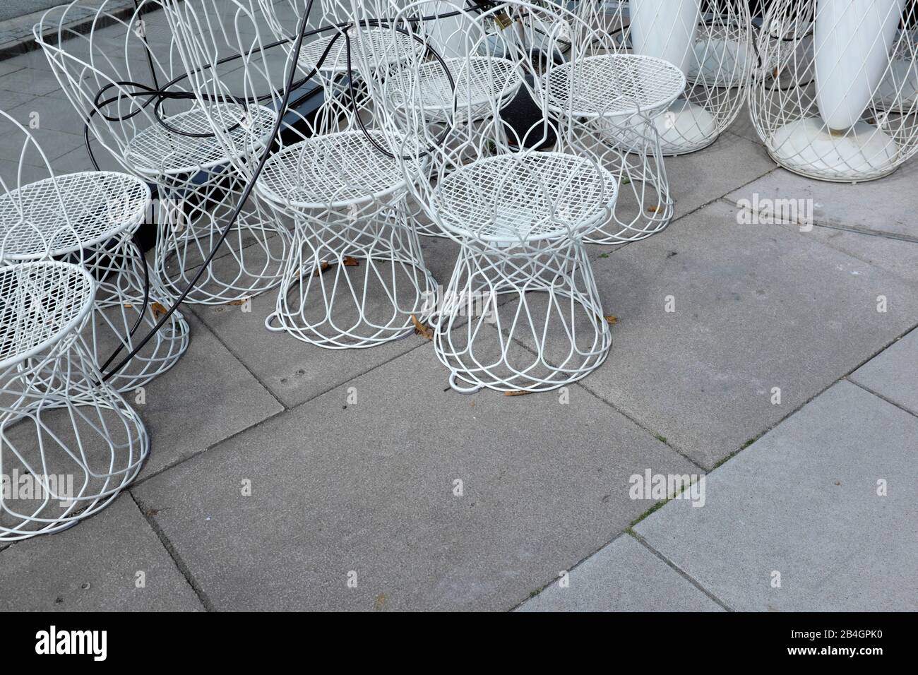 Metal chairs hi-res stock photography and images - Alamy