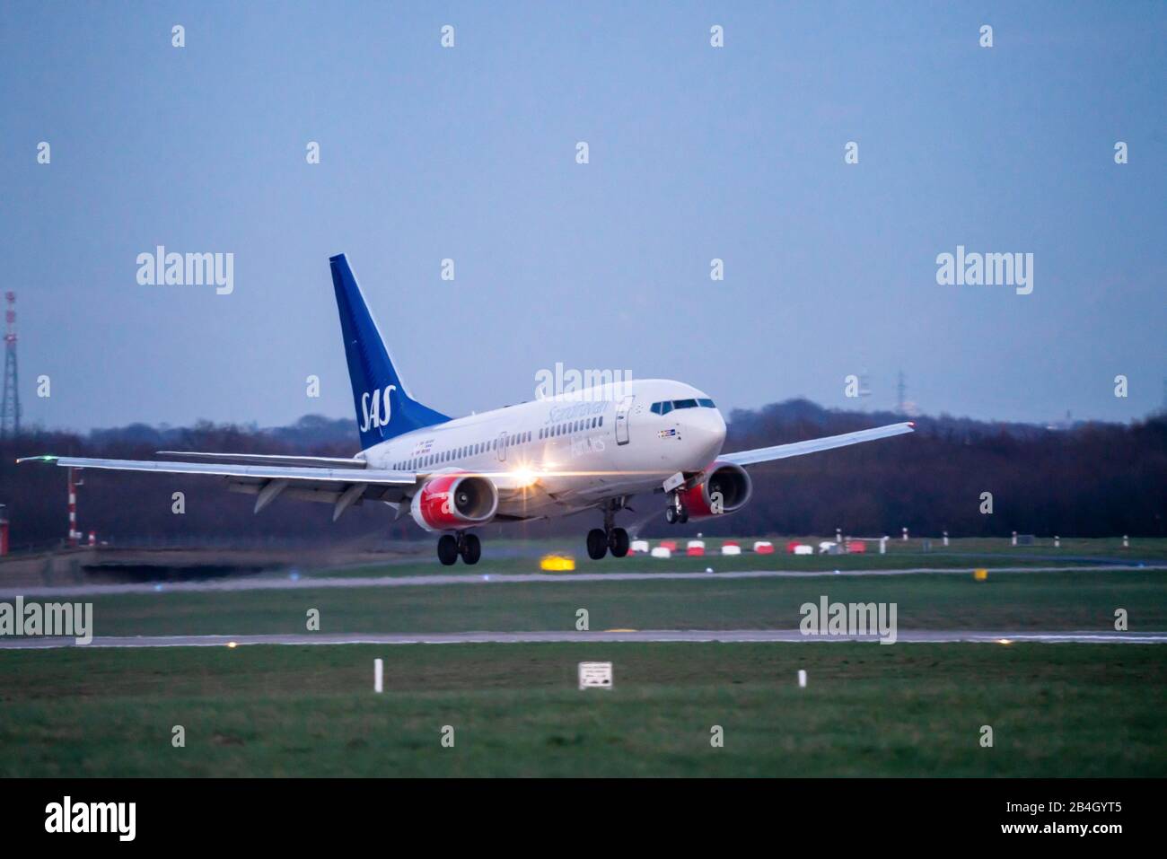 Sas 737 landing hi-res stock photography and images - Alamy