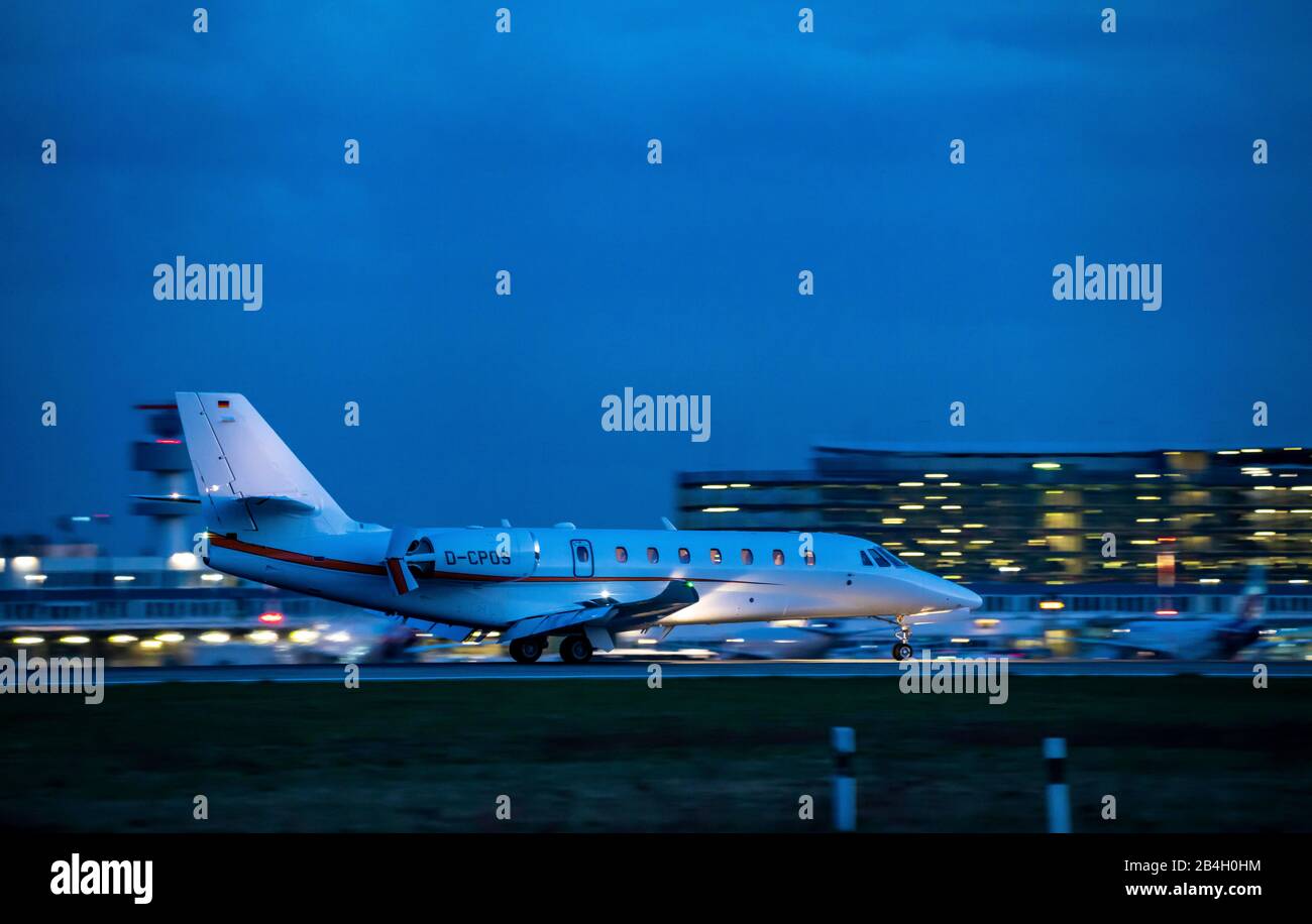 Private jet on approach for landing hi-res stock photography and images ...