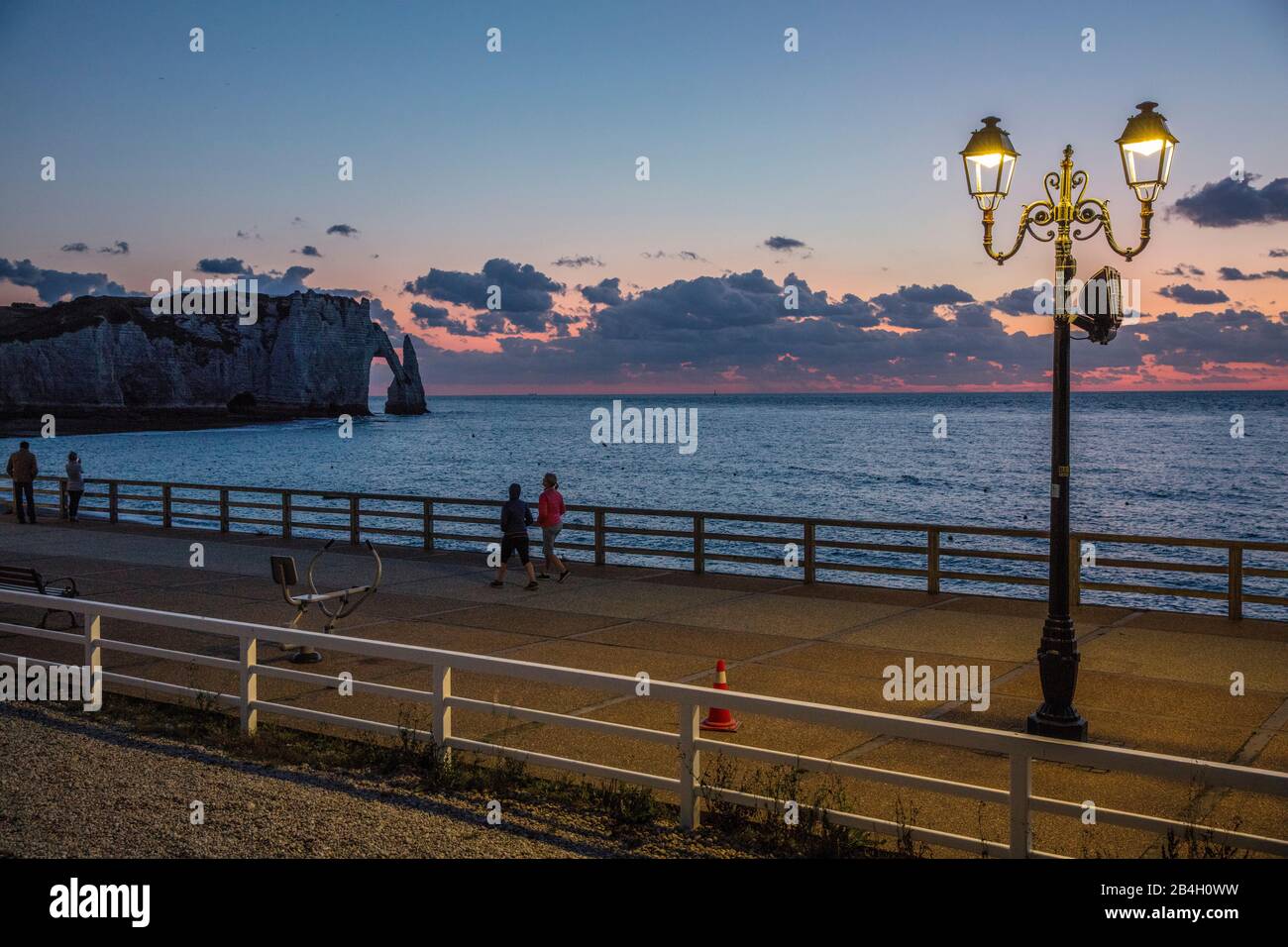 Promenade to gate hi-res stock photography and images - Alamy