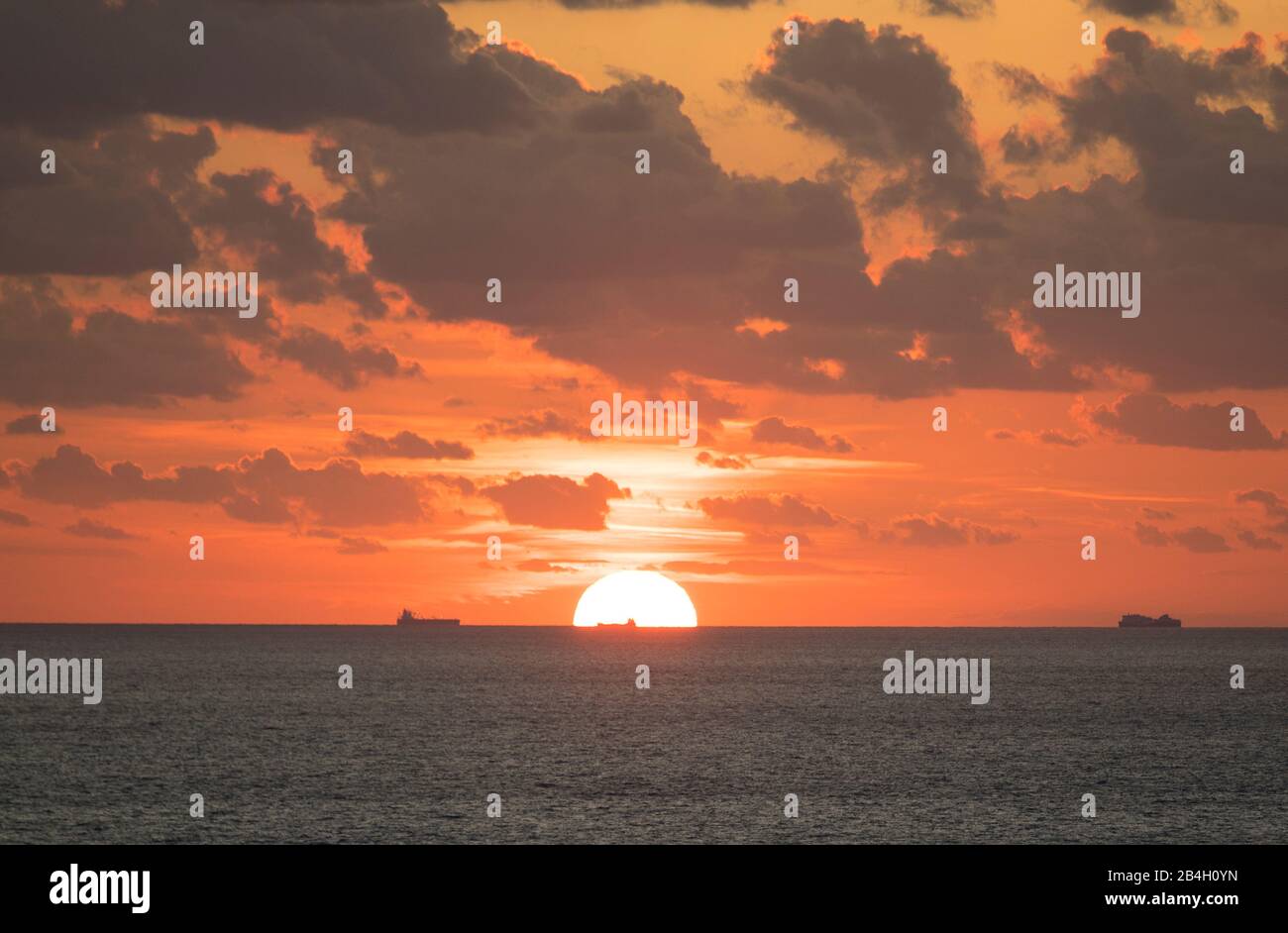 Normandy, sunset, sea, Etretat, beach, Atlantic Ocean Stock Photo - Alamy