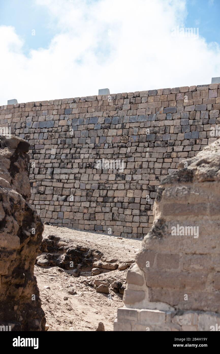 Spectacular site in the desert of Peru, with great pyramids, dwellings ...