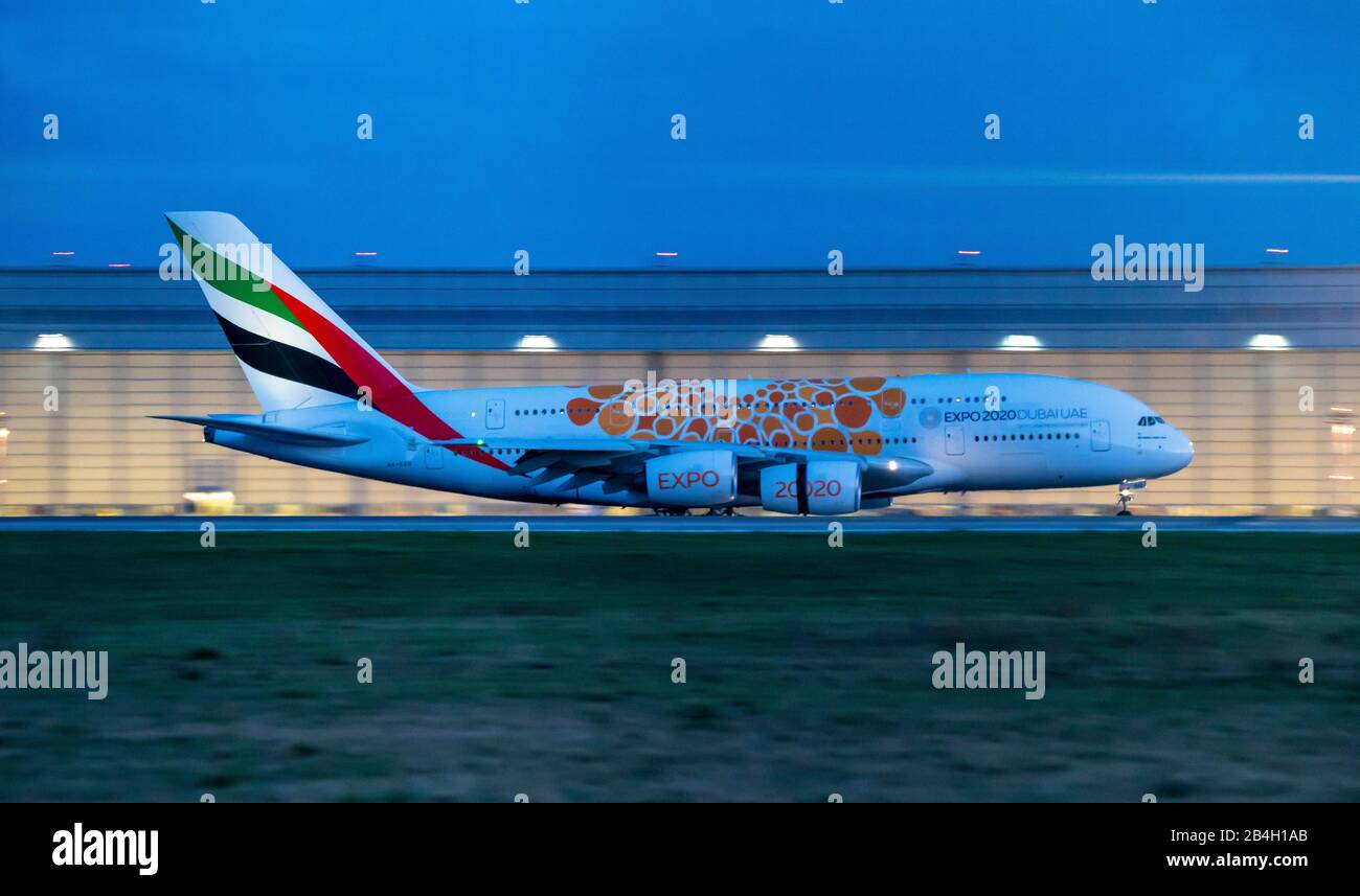 Airbus a380 night hi-res stock photography and images - Alamy