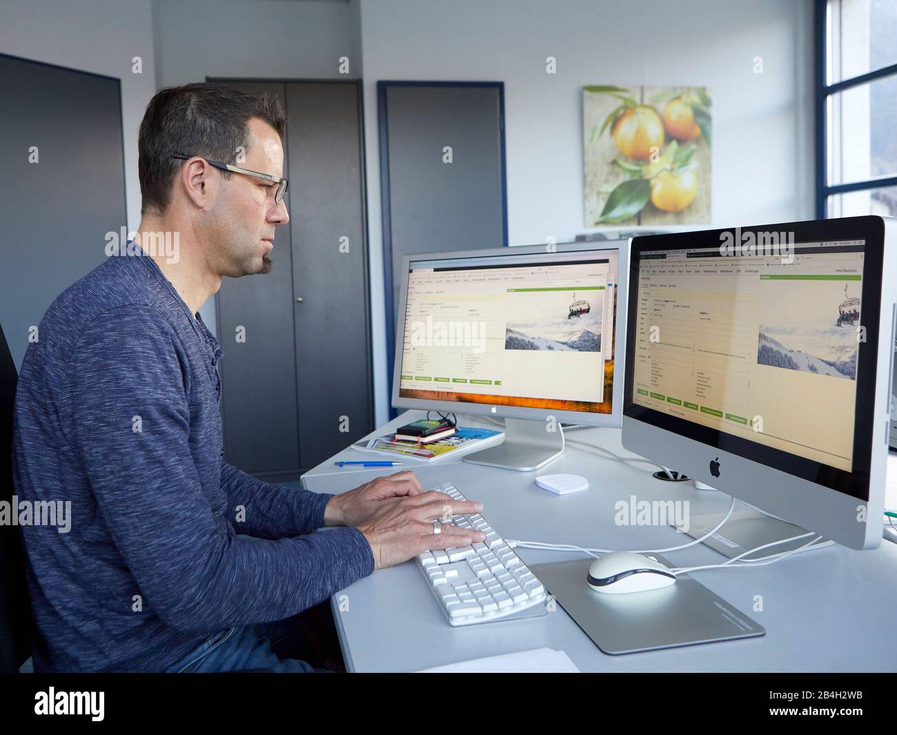 Working on computer hi-res stock photography and images - Alamy