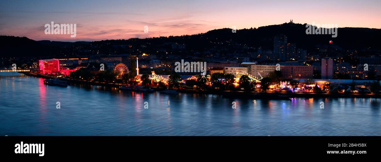 die Donau in Linz mit Lichtern des Urfahranermarkts Stock Photo - Alamy