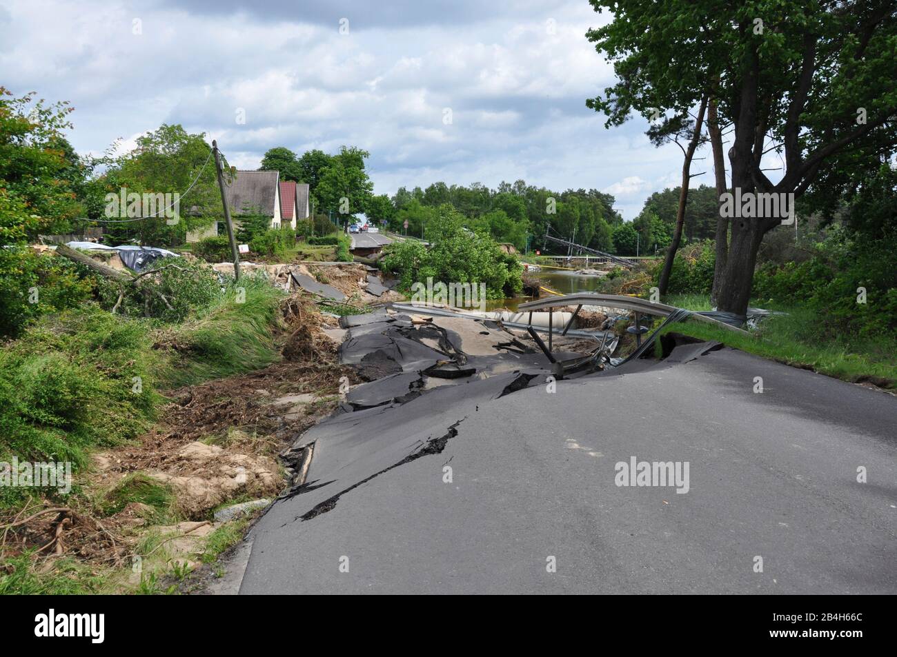 Road destroyed hi-res stock photography and images - Alamy