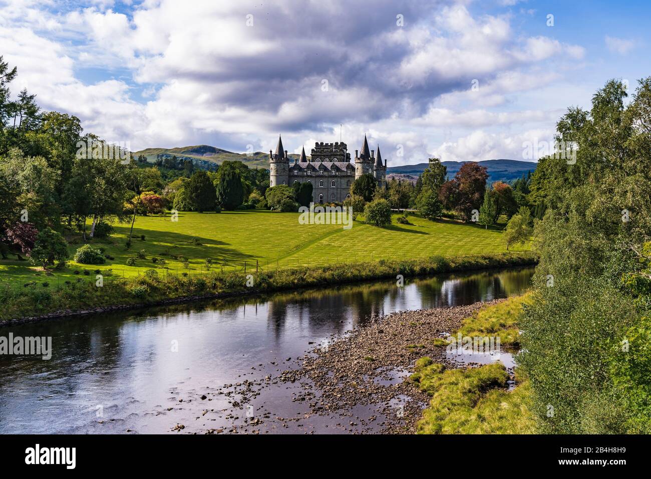 Loch fyne, inveraray castle hi-res stock photography and images - Alamy