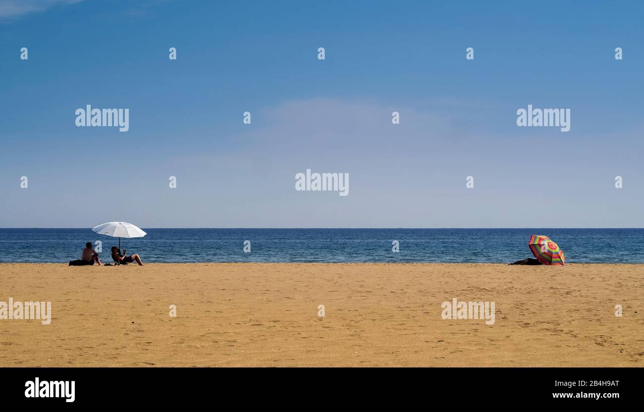 Strandgäste am Meer bei Saint Pierre la Mer Stock Photo - Alamy