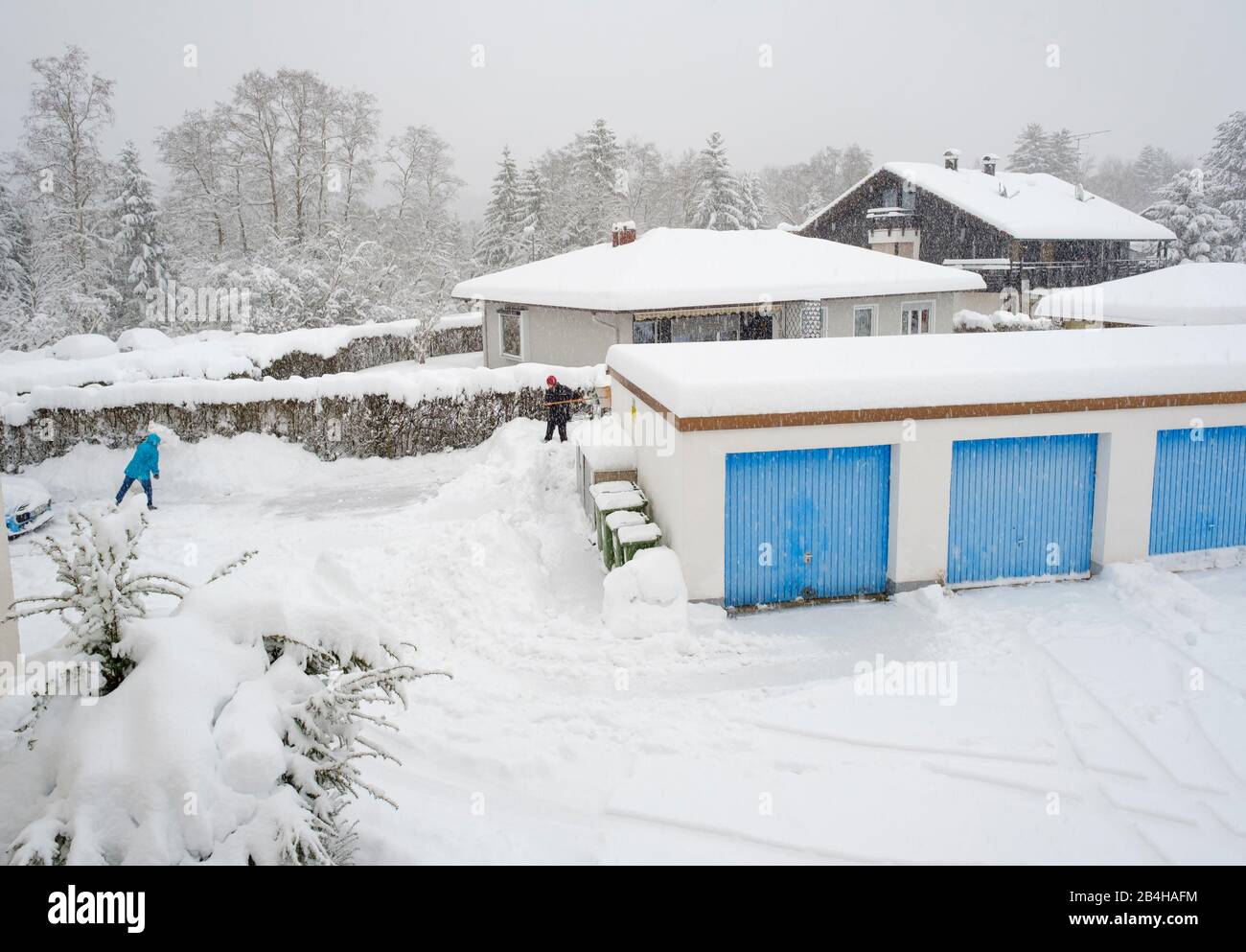 Deep snowy yard with garages hi-res stock photography and images - Alamy