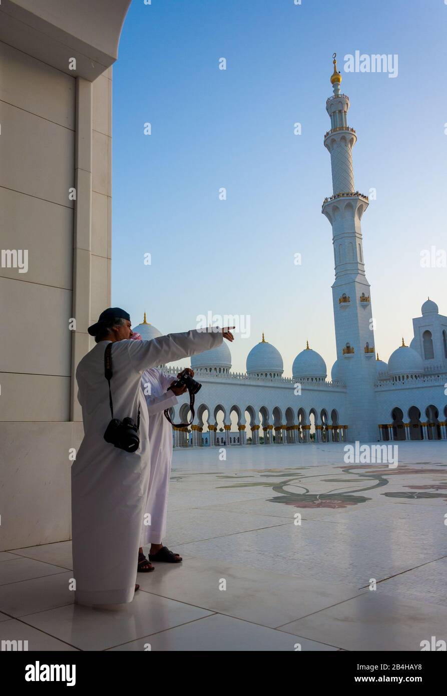 Emirati local taking photos of Sheikh Zayed Mosque, Abu Dhabi, United ...