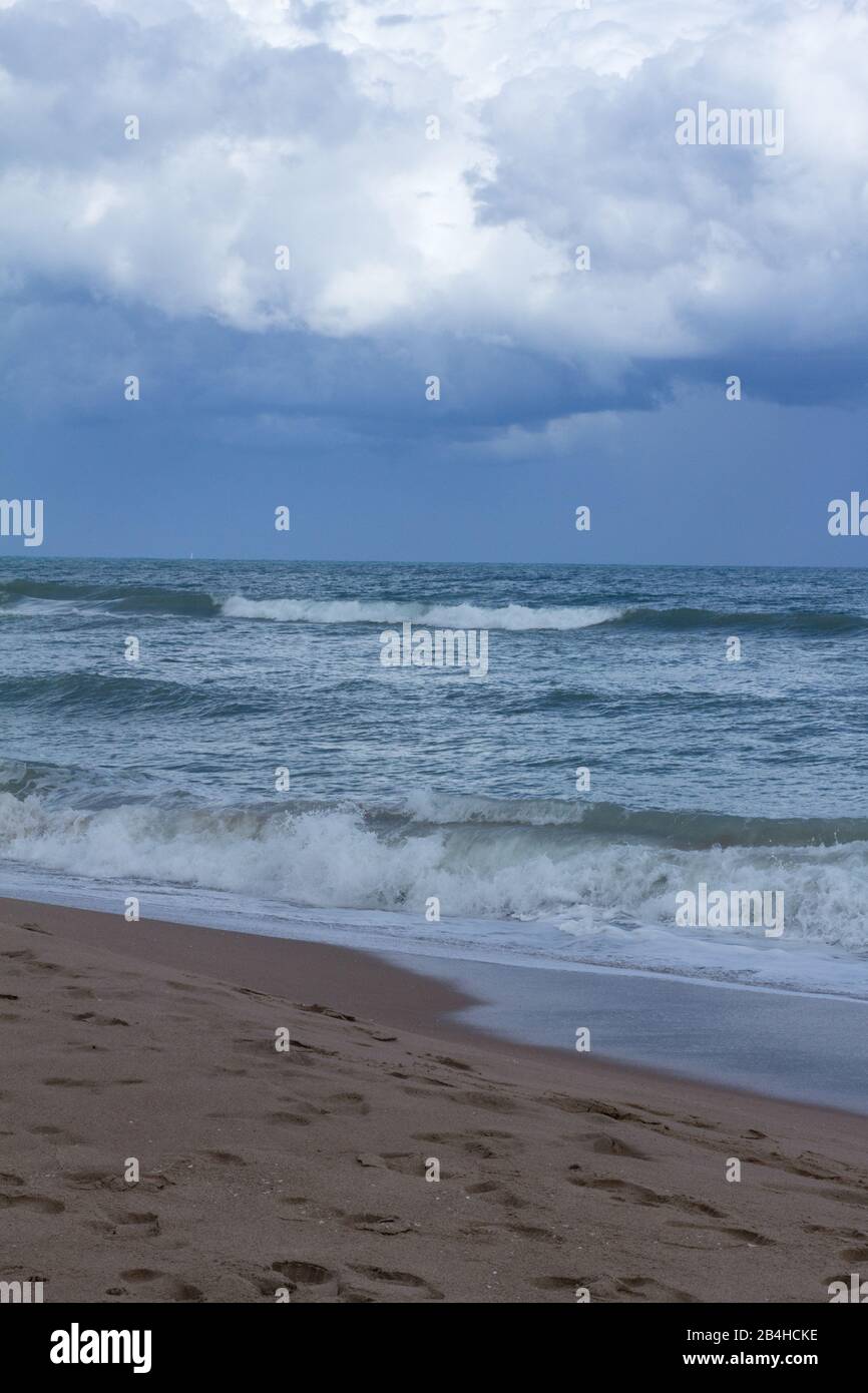 Dark blue water hi-res stock photography and images - Alamy