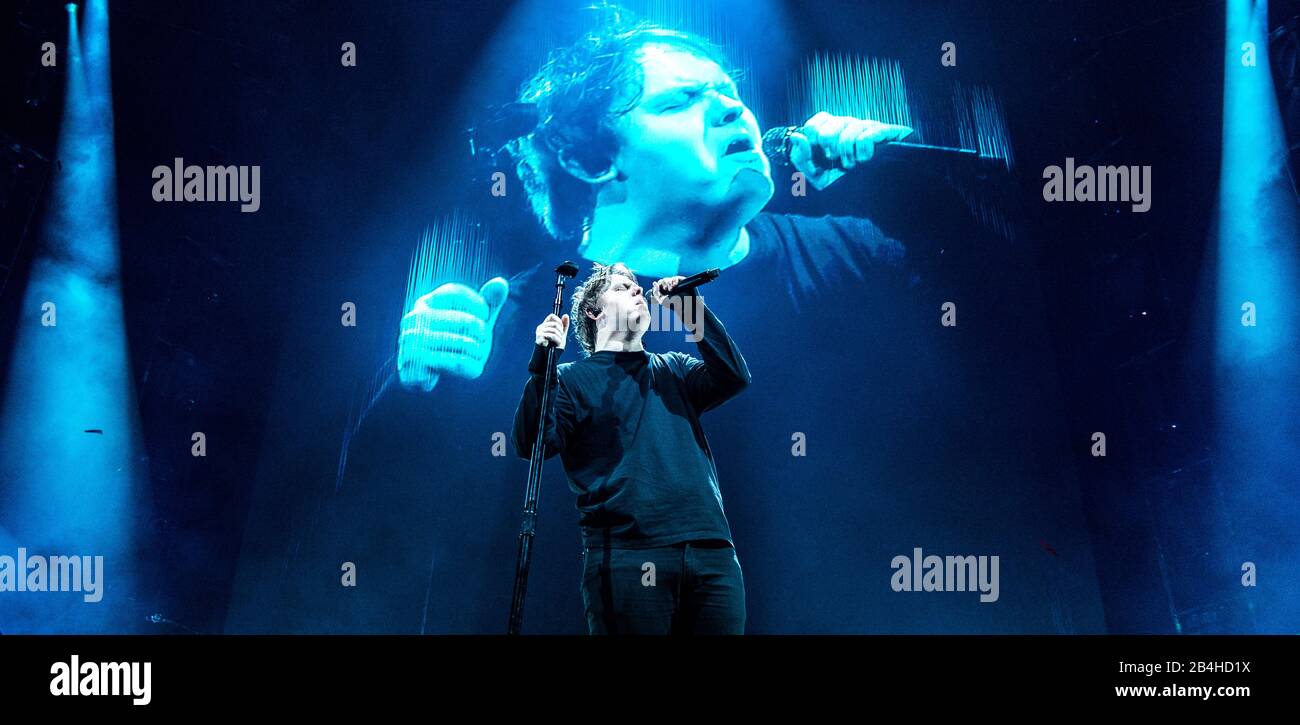 Lewis capaldi blue hi-res stock photography and images - Alamy