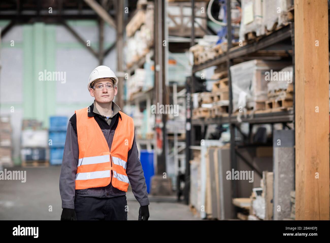Old man working in a store hi-res stock photography and images - Alamy