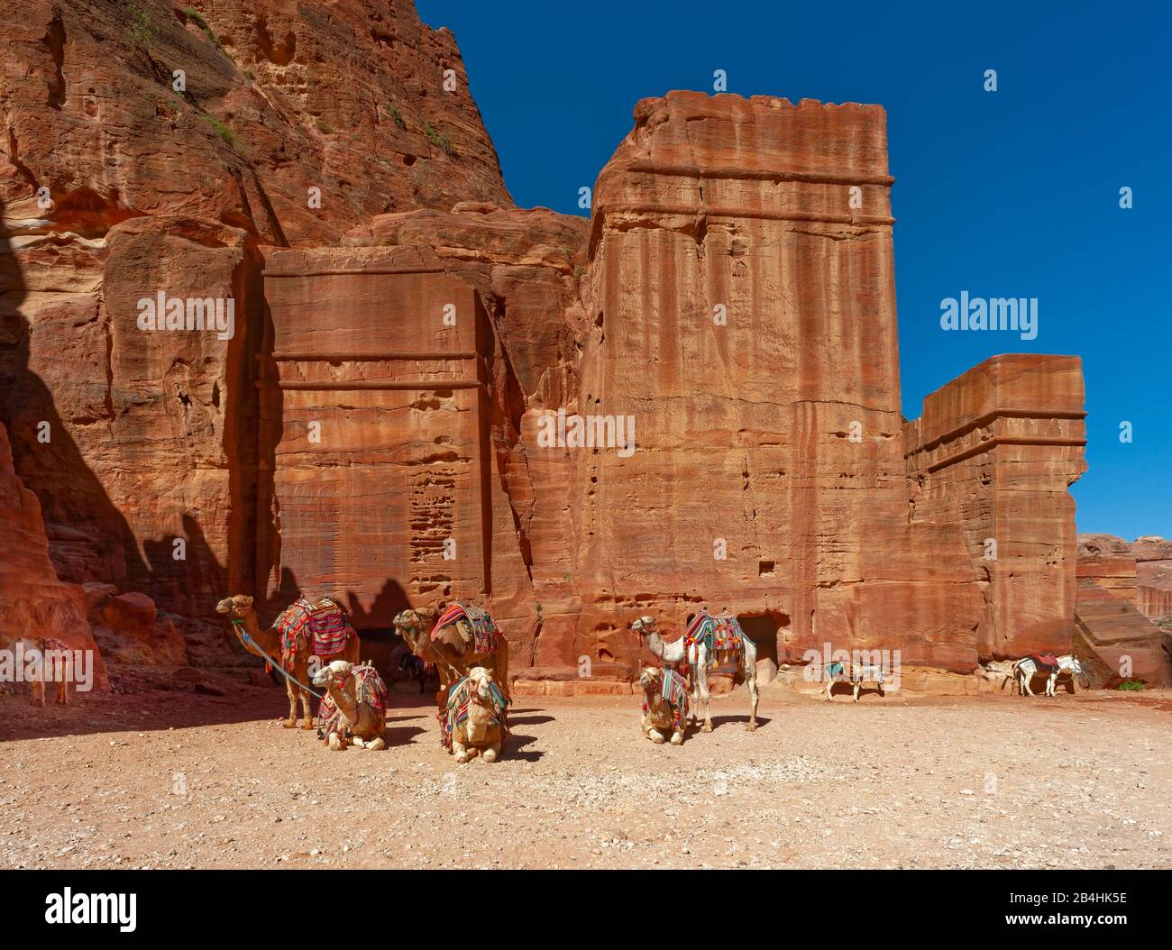 Facade road hi-res stock photography and images - Alamy