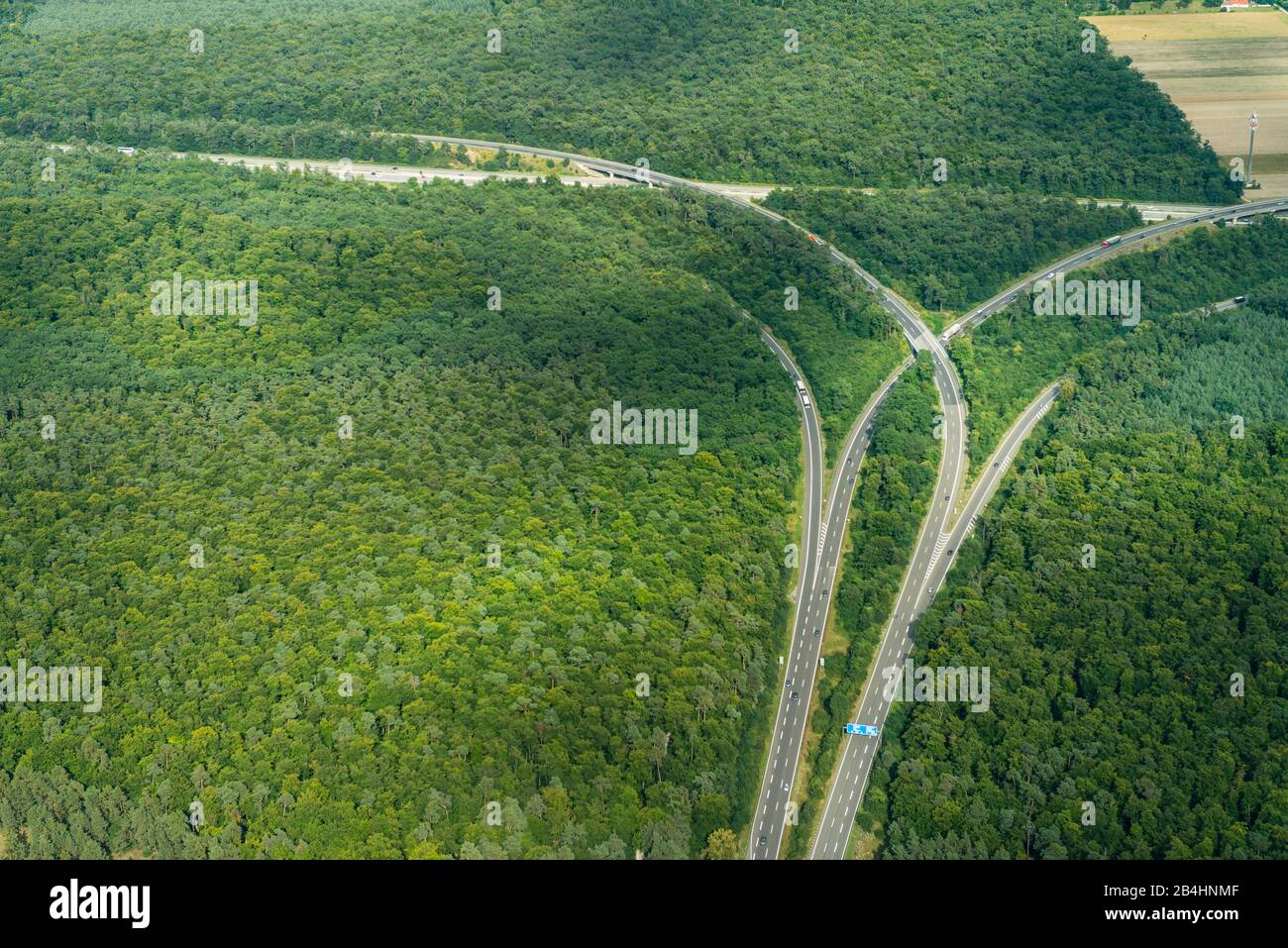 Luchtaufnahme of a motorway junction surrounded by forest Stock Photo ...