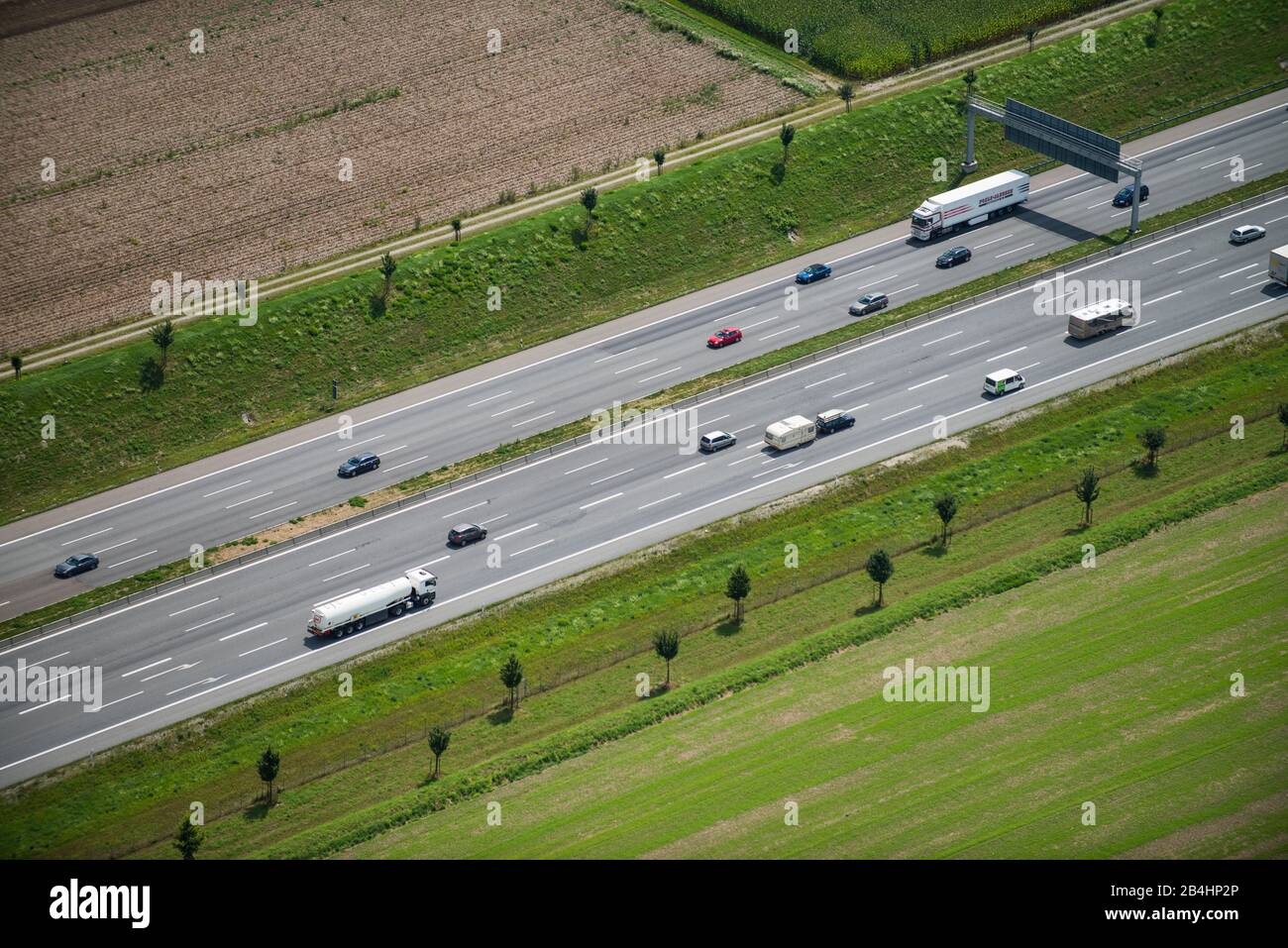 Luftaufnahme von Autobahn mit flüssigem Verkehr in Bayern Stock Photo ...