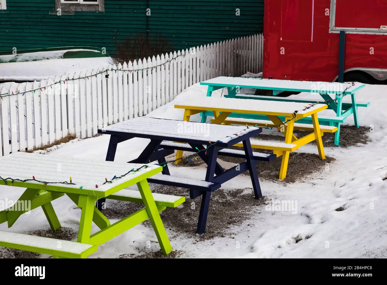 Picnic tables hi-res stock photography and images - Alamy
