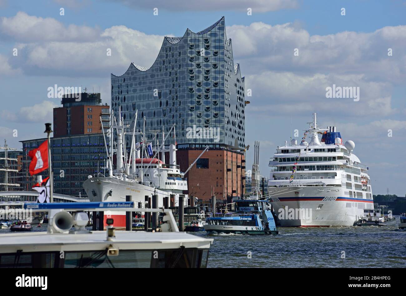 Elbphilharmonie glass facade hi-res stock photography and images - Alamy