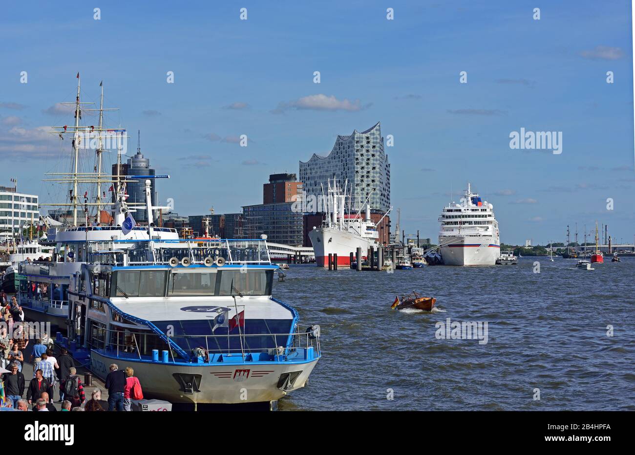 Elbphilharmonie glass facade hi-res stock photography and images - Alamy