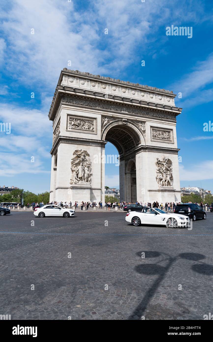 Cars drive on the Place Charles de Gaulle on the Triumphal Arch, Paris ...