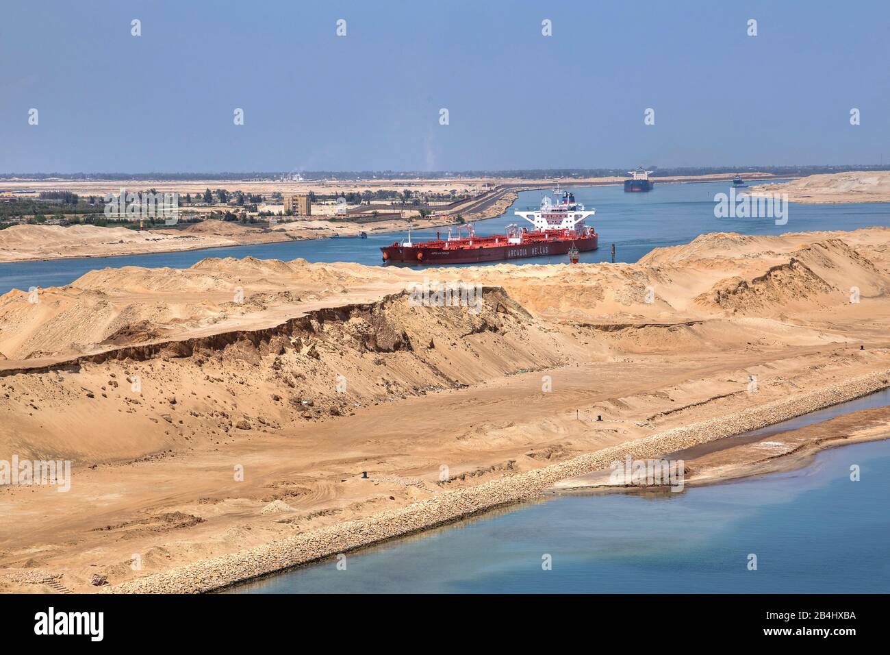 Tanker tanker between sand dunes in the Suez Canal (Suez Canal), Egypt ...