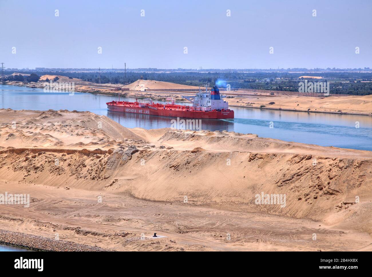Tanker tanker between sand dunes in the Suez Canal (Suez Canal), Egypt ...