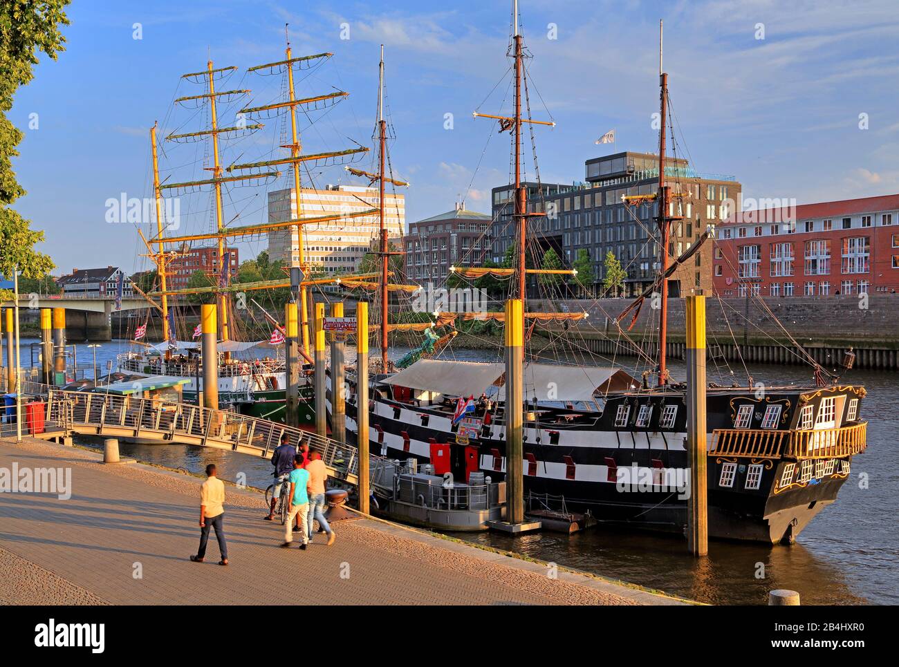 Sailing ships hi-res stock photography and images - Alamy
