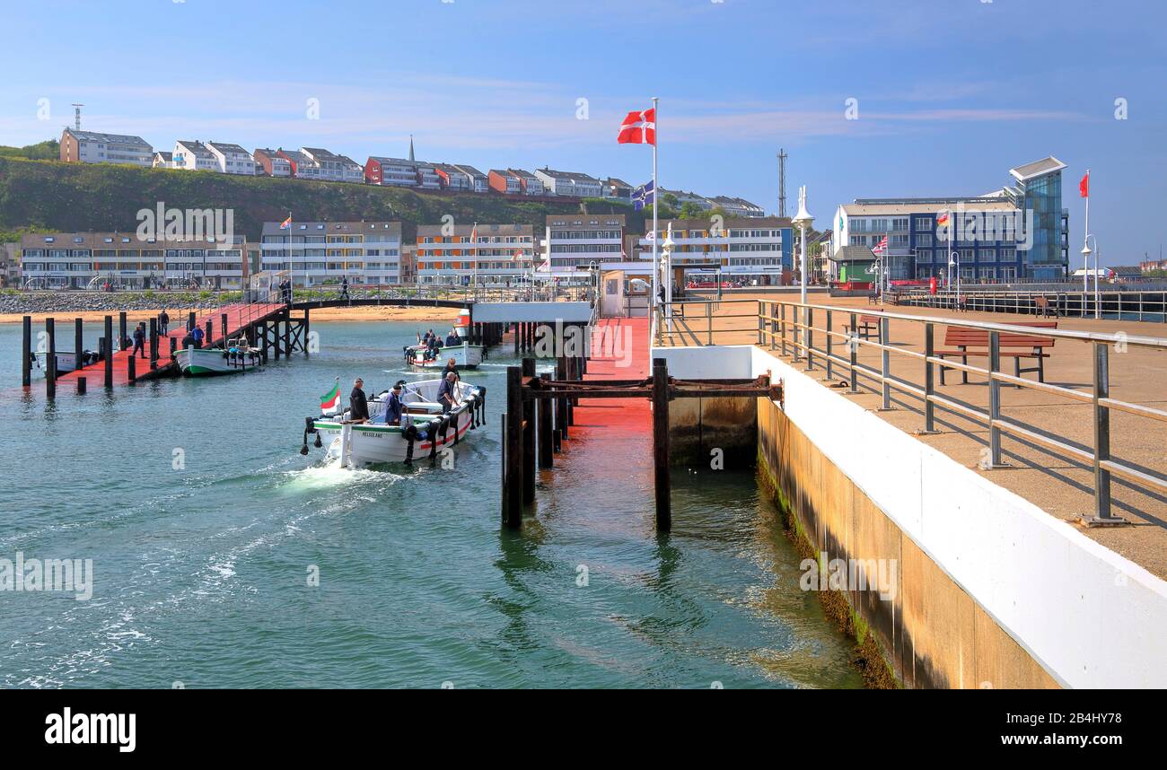 Boating boats at the jetty with highlands and lowlands hi-res stock ...