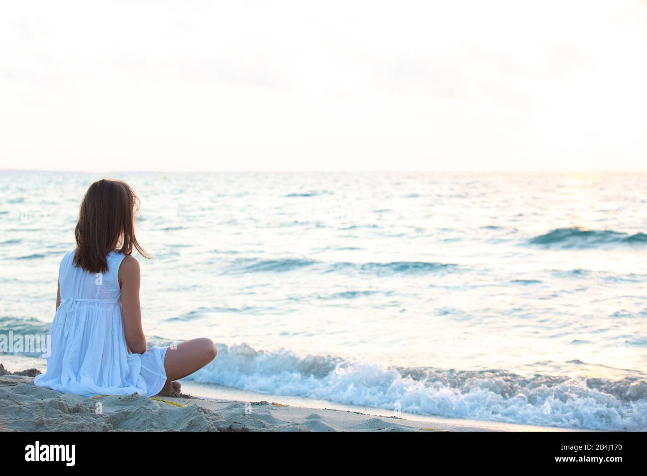 Girl, sea, sit, from behind Stock Photo - Alamy
