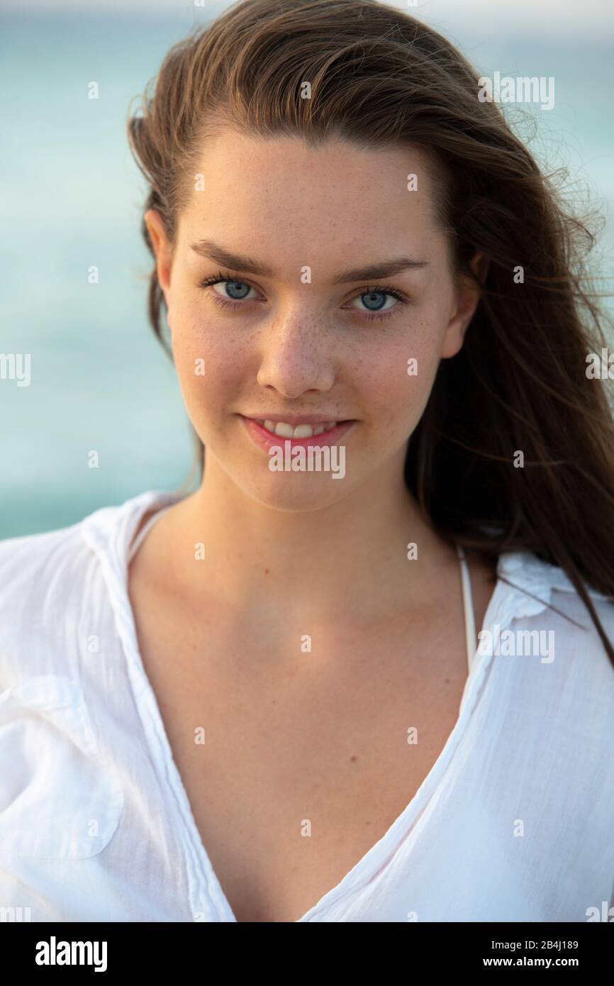 Blue eyes hi-res stock photography and images - Alamy