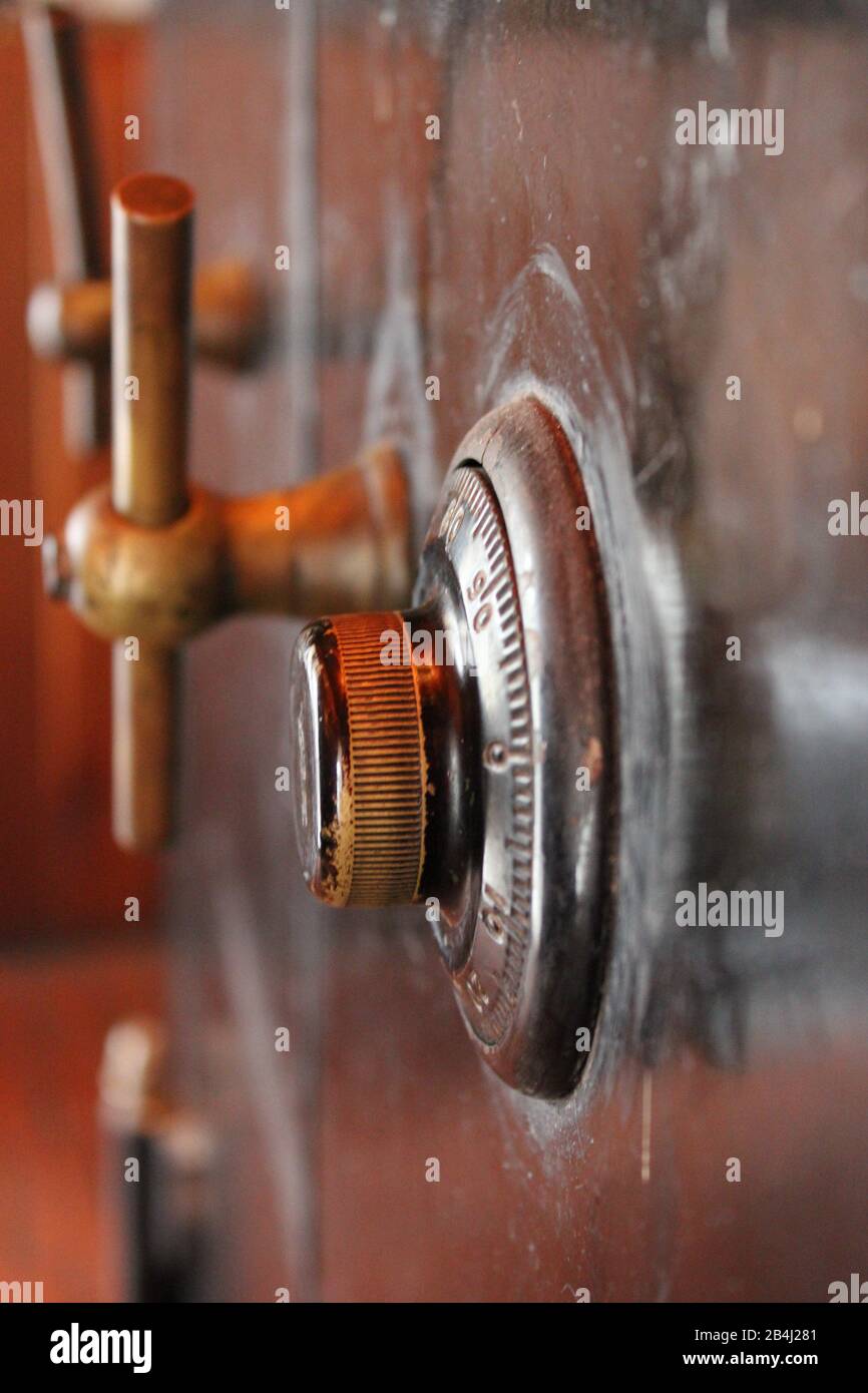 Handle on old safe hi-res stock photography and images - Alamy