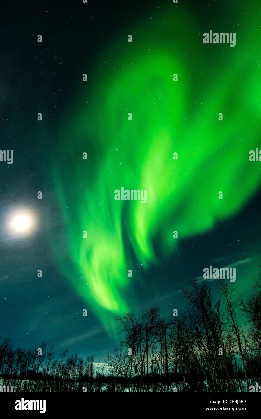 Symbolbild Liebe, Polarlicht in Herzform bei Mondschein Stock Photo - Alamy