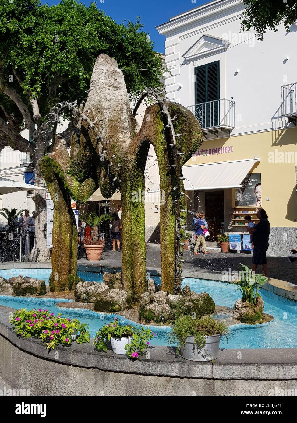 Fountain covered in moss hi-res stock photography and images - Alamy
