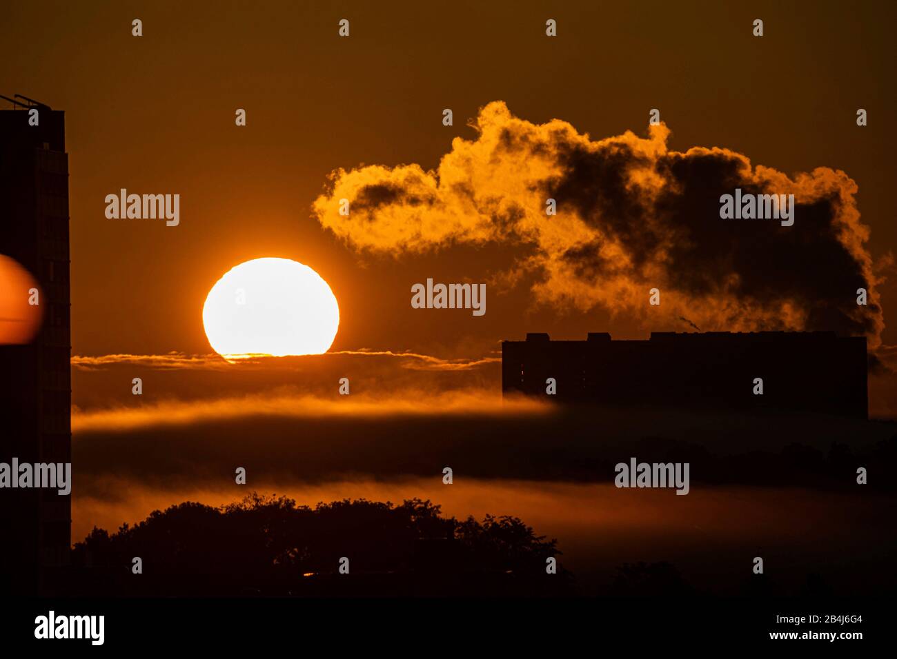 Skyscraper with cloud hi-res stock photography and images - Alamy