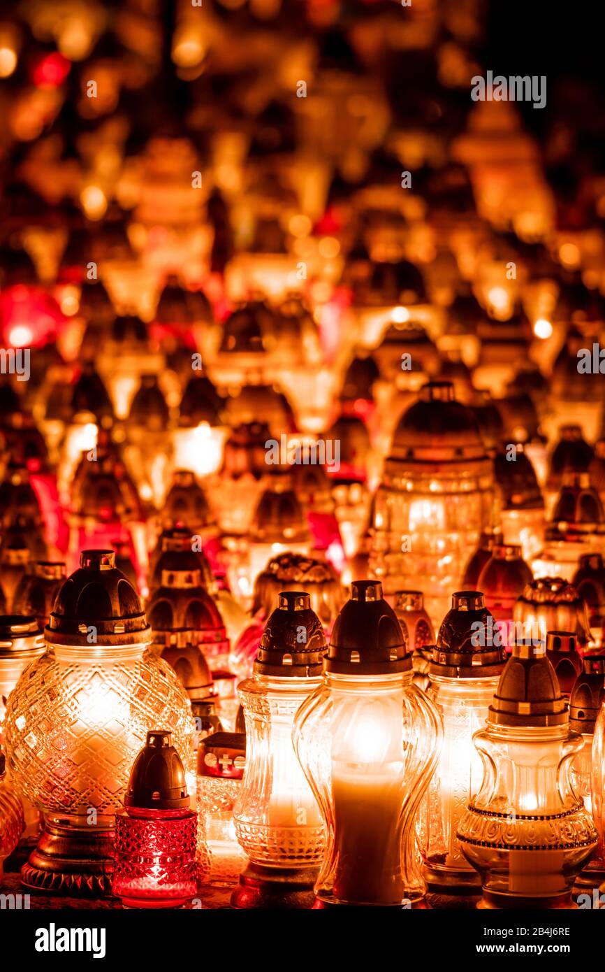 Grave candles hi-res stock photography and images - Alamy