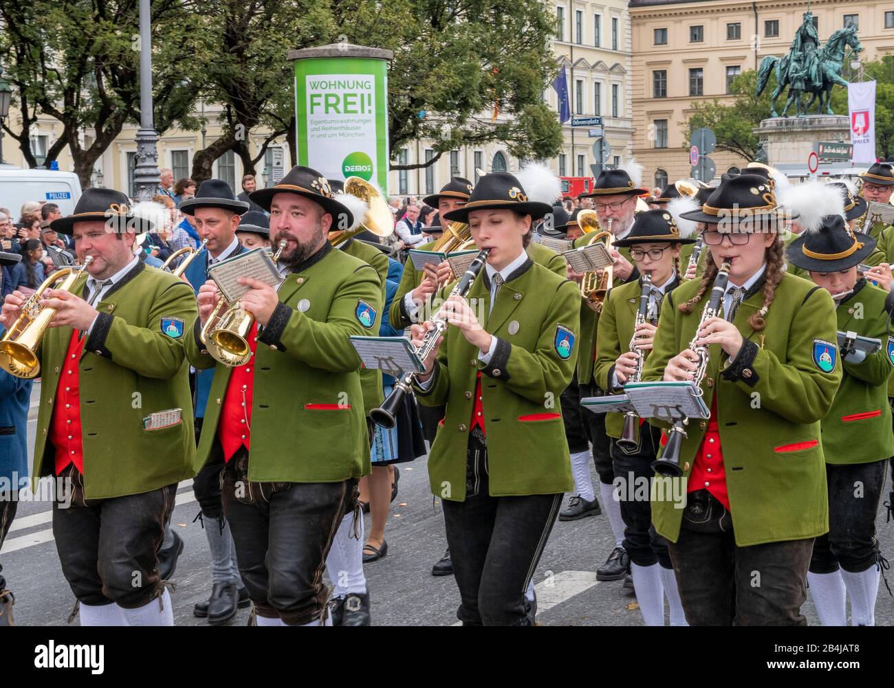 Traditional Costume - and marksmen's parade to the Oktoberfest, Munich ...