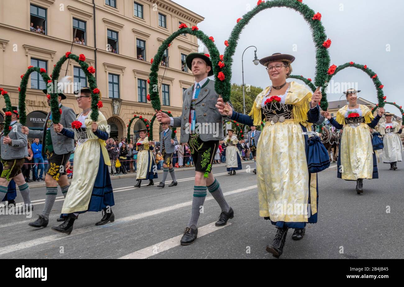 Traditional Costume - and marksmen's parade to the Oktoberfest, Munich ...