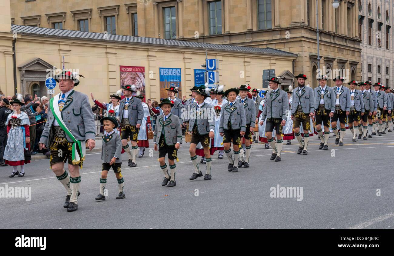 Traditional Costume - and marksmen's parade to the Oktoberfest, Munich ...