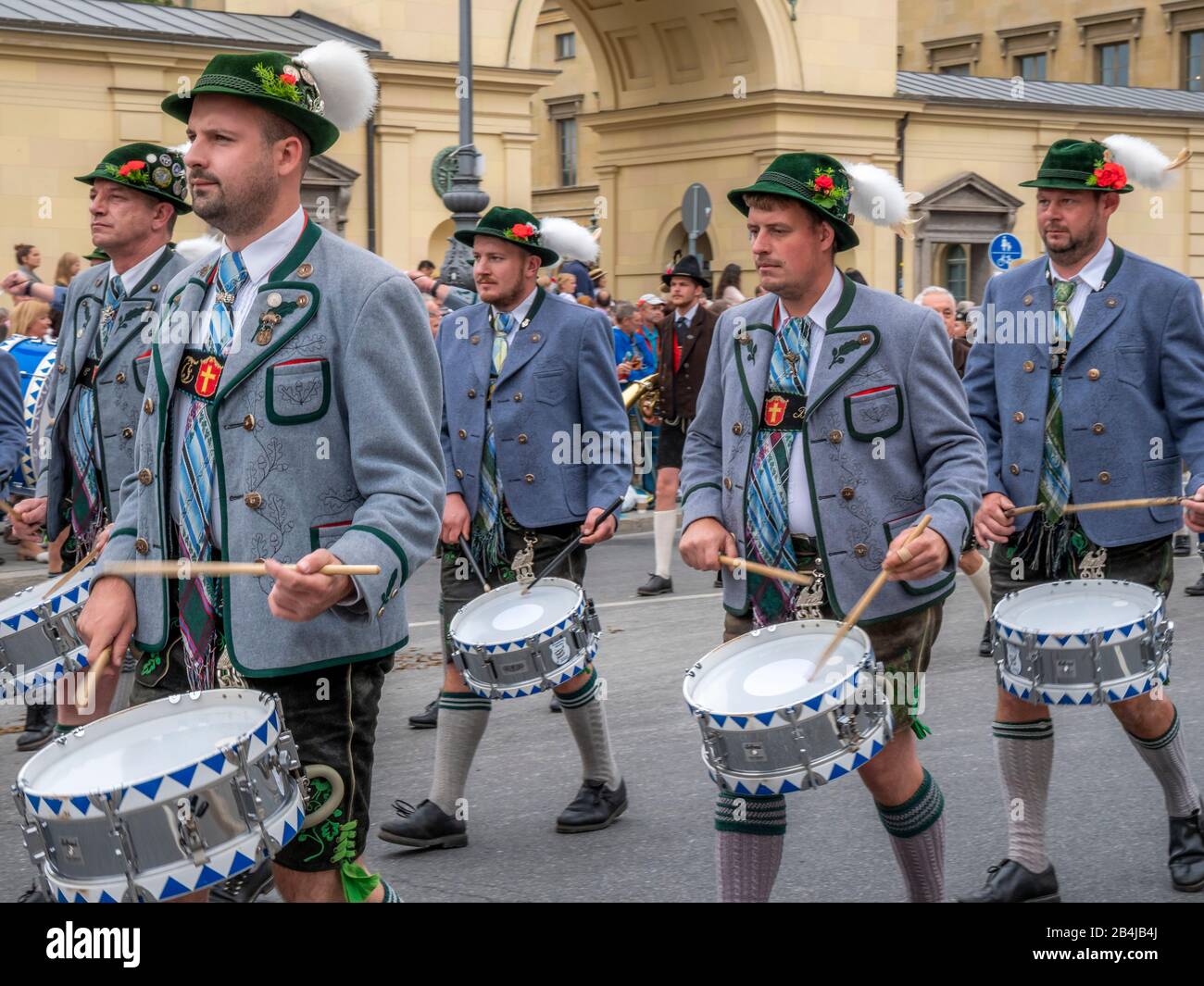 Traditional Costume - and marksmen's parade to the Oktoberfest, Munich ...
