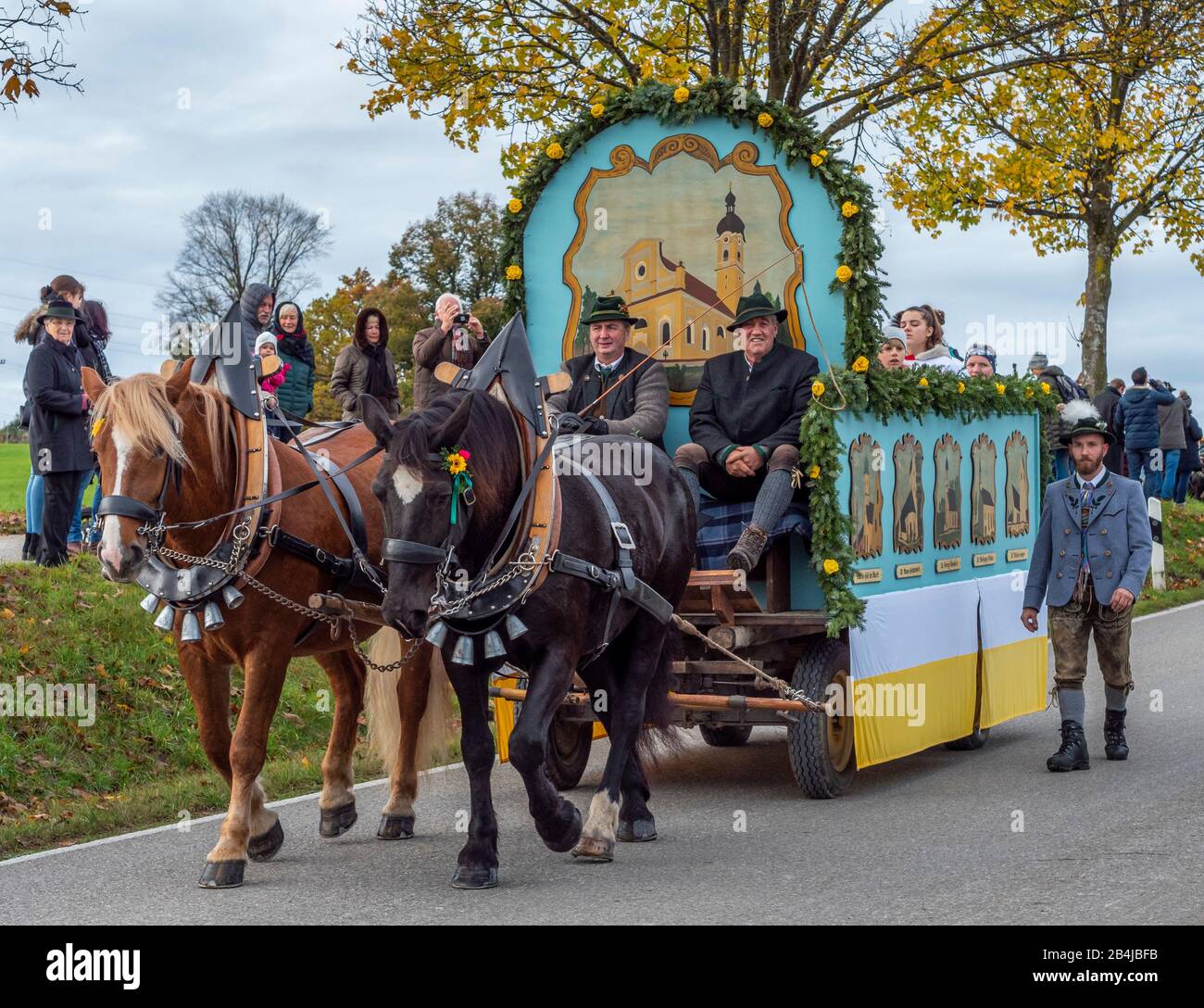 Horse-drawn carriage at Leonhardifahrt to Froschhausen, Murnau am ...